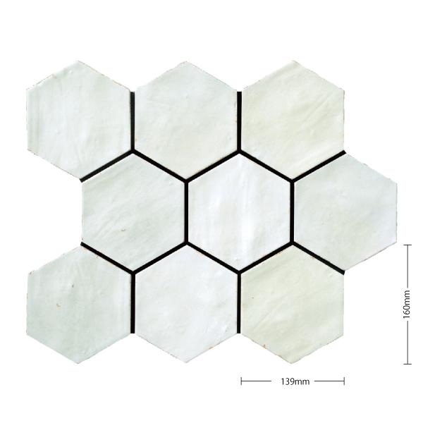 モロッコの伝統的なゼリージュ・タイルをモチーフにしています。明るい色調のベース色にボタニカル柄のバリエーションを加え、現代的な空間を提案するシリーズ。■品番：APC-Z2010■実寸法：約139×160mm■厚さ：約9.5mm■あたり枚数：...