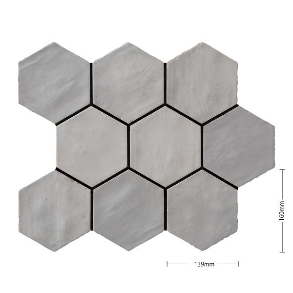 モロッコの伝統的なゼリージュ・タイルをモチーフにしています。明るい色調のベース色にボタニカル柄のバリエーションを加え、現代的な空間を提案するシリーズ。■品番：APC-Z2020■実寸法：約139×160mm■厚さ：約9.5mm■あたり枚数：...