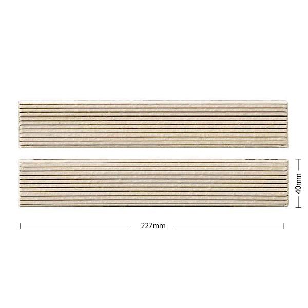 横目スクラッチデザインのボーダー。スクラッチ面をさらにプラストしたタイプとプレーンなタイプの組み合わせで個性的な表情をつくります。■品番：DS-10■実寸法：約227×40mm■厚さ：約13.0mm■あたり枚数：90枚/平米■入数：93枚/...