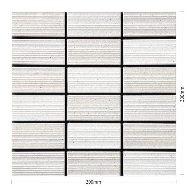 モノトーンからナチュラルカラーまで、細かいスクラッチ面状でモダンな雰囲気の壁面に仕上げます。■品番：THS-201■目地共寸法：約300×300mm■実寸法：約95×45mm■厚さ：約7.5mm■あたり枚数：11.5シート/平米■入数：22...