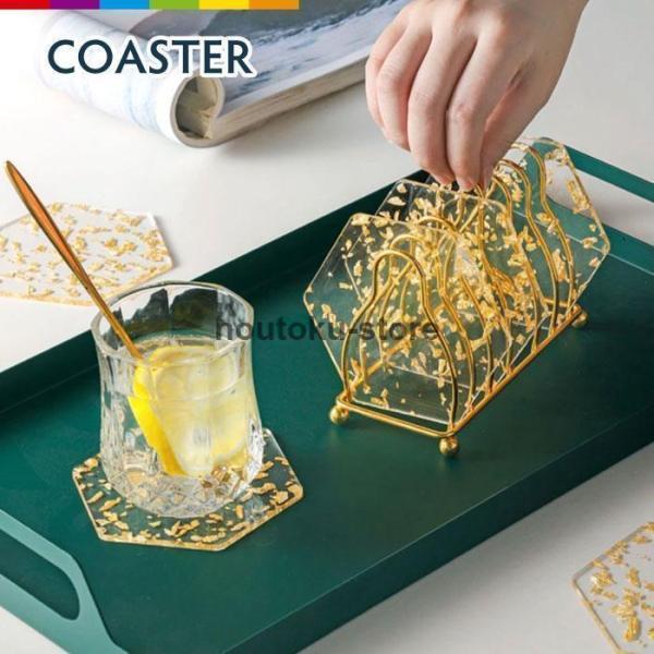クリアな中にゴールドのデザインを散りばめた六角形コースターです。アクリル素材で厚みがあるので耐久性に優れています。おうち時間に、またプチギフトとしても最適です。【注意事項】■商品サイズや重量は、当店スタッフが計測しておりますが、測り方やロッ...