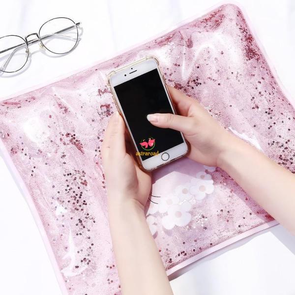 【発売日：2024年07月25日】マウスやスマホの操作時に手首を優しくサポートしてくれる、水枕のようなリストレストです。長時間マウスやスマホなどを使用する人はもちろん、腱鞘炎予防にもオススメ。デザインは可愛らしい4種類から選べ、その見た目に...