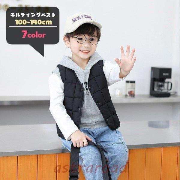 【発売日：2024年09月24日】シンプルでかわいい、子供用のダウン風ベスト。袖がないのでトレーナーやセーターなど、ボリュームのあるお洋服と合わせても動きやすい♪普段のお出かけにはもちろん、キャンプなどのレジャーシーンにもオススメです。【素...