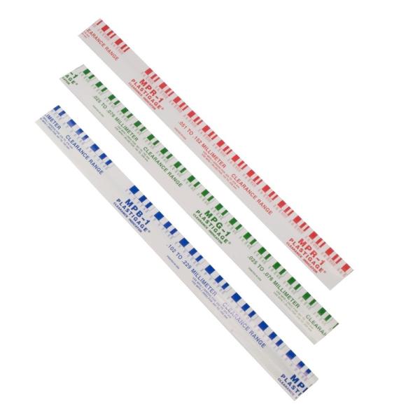 プラスチゲージをコンロッドやクランクシャフトに載せて、規定のトルクでメタルを締め付けて一度ばらします。すると、締め付けた分だけプラスチゲージが潰れて広がります。そのプラスチゲージの広がりをケースに刻まれている目盛りで測って、クリアランスの良...