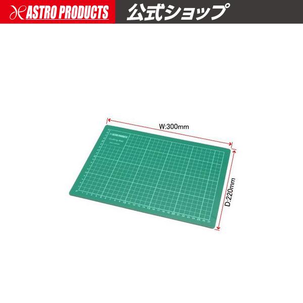 ■商品仕様：・サイズ：W300×D220×T3mm・材質：PVC・1cm単位方眼罫入●ここがポイント！・A4用紙サイズ程度の、カッティング作業に！■商品説明：カッターで紙などを切断する際に、机や作業台を保護するマットです。適度な硬さで、カッ...