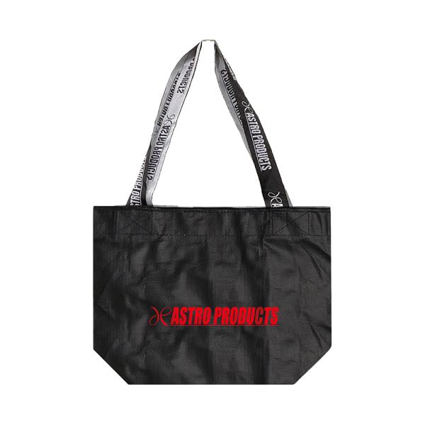 ■商品説明：ロゴ入りのショッピングバッグ。マチが広いので、購入したものをしっかり収納可能。手提げ部分は肩掛けしやすい長さで持ち運びも楽々。■商品仕様：・本体サイズ：約W400×H240mm(マチ120mm）使用時・材質：ポリプロピレン(本体...