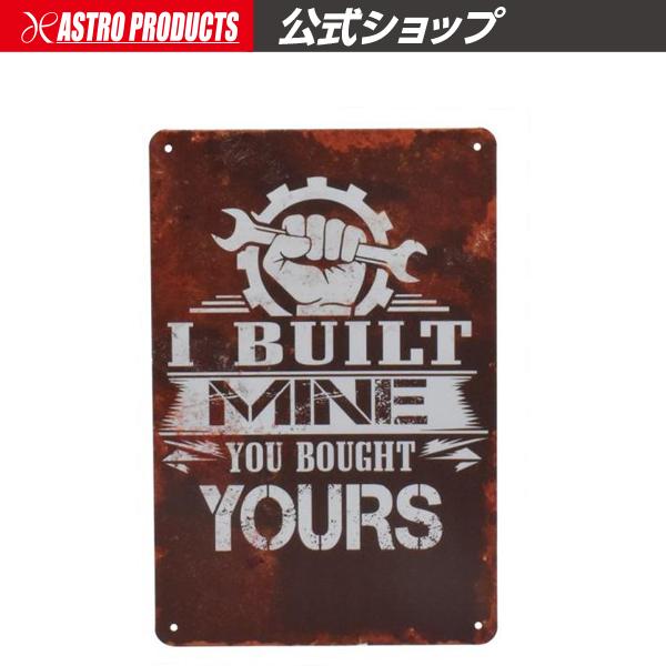 ■商品説明：・ヴィンテージ風のサインボードです。・ご自宅のガレージに、店舗に、またプレゼントにもおすすめです。・四角にはそれぞれ丸穴が開いており、釘、ピンで簡単に留めることが可能です。■商品仕様：・本体サイズ：W300×H200×t2mm・...