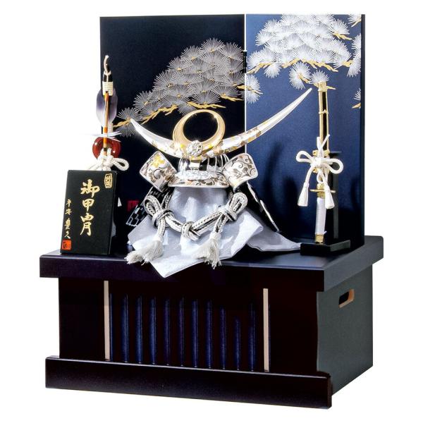 【2026年度新作五月人形】 【平安豊久作】平安豊久が手掛ける兜収納飾りです。深みのあるネイビーブルーを基調に仕立てた飾り台と屏風に、上杉謙信のシルバー兜を組み合わせました。上杉兜の特徴でもある日輪三日月前立や吹き返し、眉庇には、吉祥文様と...