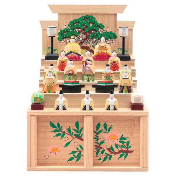 【2026年度新作雛人形】【人形の久月】正規取扱店 熟練した職人の手によりつくられる伝統技法一刀彫の魅力をお手元で味わっていただける雛人形のご紹介です。一刀彫とは一本の刀ではなく、無駄を省いたシンプルな形で表現する木彫り技法です。伝統の段飾...