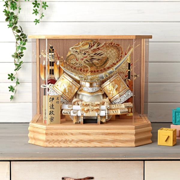 【2026年度新作五月人形】 宝童作「白金伊達兜」12号六角ケース飾りです。白と金色を基調に仕立てた兜には、伊達兜の特徴でもあるすらりとした三日月前立てが輝きます。吹返しや目庇、前立てには、高級感あふれる龍の意匠をあしらいました。龍は、登竜...