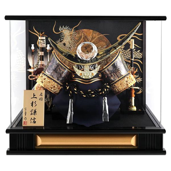 【2026年度新作五月人形】 宝童作「金龍虎上杉兜」12号ケース飾りです。上杉兜の特徴でもある日輪三日月前立ては、護身などにご利益がある摩利支天を象徴しているといわれています。独創的なデザインの吹返しは、鋭い眼光の龍虎が睨み合い、お子様に降...