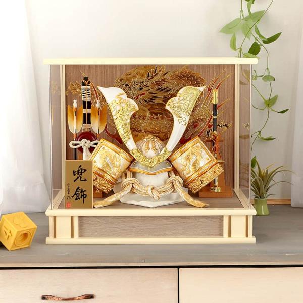 【2026年度新作五月人形】 宝童作「白金中鍬兜」12号ケース飾りです。大きく力強い鍬形や左右の吹返しには、立身出世に願いを込めた龍の意匠が盛上げ彫金であしらわれています。白と金を基調に仕立てられた兜をはじめ、忍び緒や袱紗の配色も統一され、...