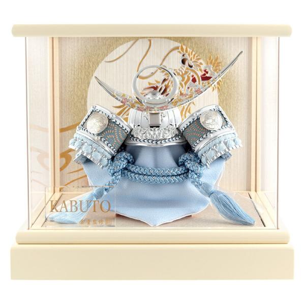 【2026年度新作五月人形】 宝童監修「白銀唐草上杉兜」5号ケース飾りです。パステルカラーの威し糸で仕立てたスタイリッシュな兜には、繁栄長寿の象徴としても知られる唐草文様があしらわれた日輪三日月前立てが輝きます。吹返しにあしらわれた上杉家の...