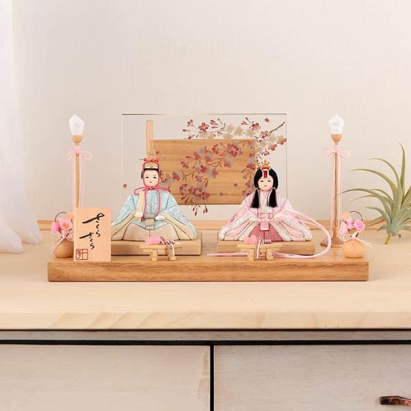 【2026年度新作雛人形】【江戸木目込人形 一秀】 毎年早期完売多数の一秀の「さくらさくら」シリーズから、コンパクトサイズの親王飾りのご紹介です。女の子のお節句にふさわしい桜の花びらをモチーフにして製作されたこちらの雛飾りは、いたるところに...