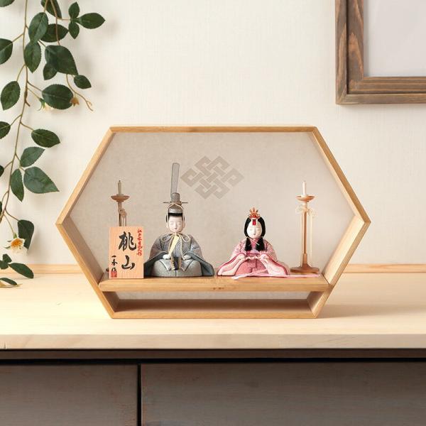 【2026年度新作雛人形】【江戸木目込人形 一秀】 国内を代表する江戸木目込み人形作家、木村一秀作の親王飾りです。笹目書きで仕上げた穏やかなお顔のお人形に、魔除けや厄除けの意味をもつといわれる鱗文様をデザインした衣装を丁寧に木目込みました。...