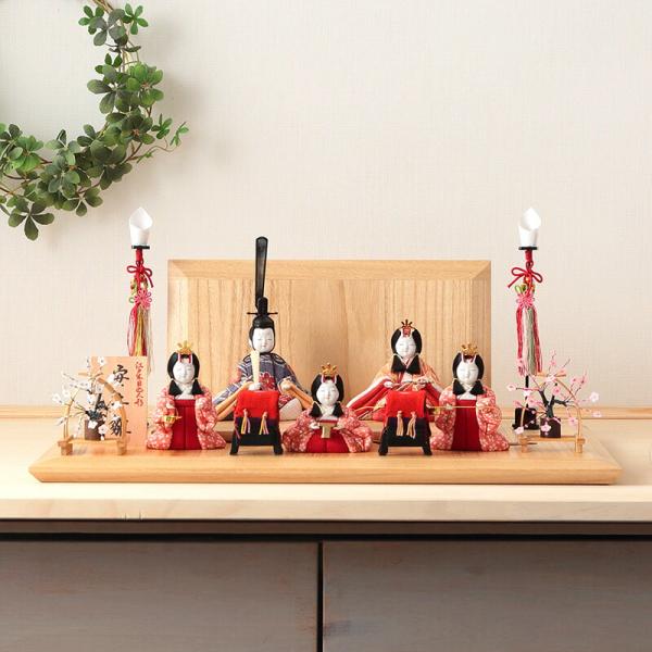 【2026年度新作雛人形】【江戸木目込人形 一秀】 女性らしい卓越したセンスの雛人形作家、木村一秀作の収納五人飾りです。お殿様とお姫様には、縁起が良いとされる吉祥文様がデザインされた色違いの共柄衣装を、三人官女には小桜文様がかわいらしい揃い...