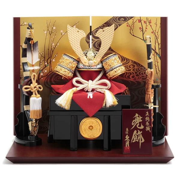 【東京 浅草橋 人形の久月】【2026年新作五月人形】 CMなどでもお馴染み人形の久月から、典雅な趣の兜飾りをご紹介いたします。豪華絢爛な雰囲気あふれる兜は、お祝いの雰囲気を盛り上げます。吹返しや鉢には立体的な金物細工、鍬形には緻密な鳥毛模...