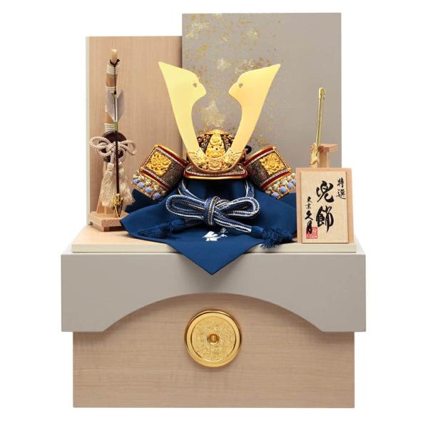 【東京 浅草橋 人形の久月】【2026年新作五月人形】 江戸時代より人形専門の国内大手ブランド久月より、豪華な兜を手軽に飾っていただける兜収納飾りです。兜は青色を基調とした正絹糸を用いて、裾に向かって段々と色が濃くなる裾濃縅（すそごおどし）...