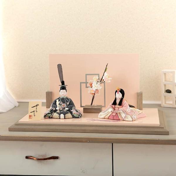 【2026年度新作雛人形】【江戸木目込人形 一秀】 毎年早期完売多数の一秀の「さくらさくら」シリーズから、親王飾りのご紹介です。一筆一筆手描きされた笹目のお顔は、目を伏せてお祈りしているかのような表情が魅力的ですね。大切な人と末永くいられま...