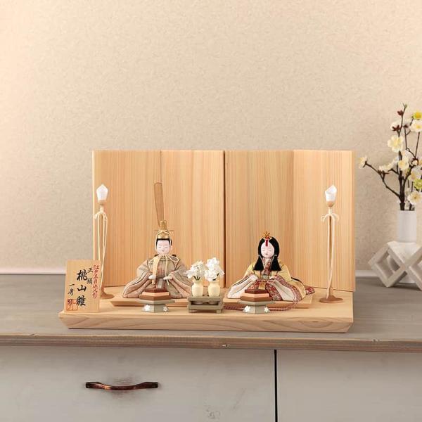 【2026年度新作雛人形】【江戸木目込人形 一秀】 国内を代表する木目込み人形作家、木村一秀作の親王飾りです。自然の風合いあふれる檜製の飾り台屏風に、気品あふれる正絹衣装を丁寧に木目込みしたお人形を合わせました。木目込み人形ならではの書き目...