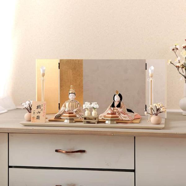 【2026年度新作雛人形】【江戸木目込人形 一秀】 国内を代表する木目込み人形作家、木村一秀作の親王飾りです。正絹地を用いた衣装は、殿姫お揃いで仕立てました。優美な色使いの中に描かれる蔓唐草の文様は、典雅な趣を感じさせますね。木目込み人形な...