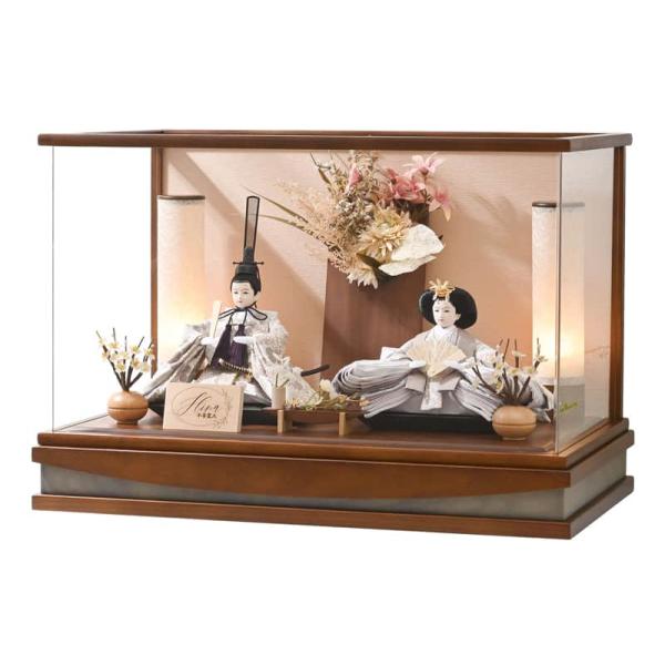 【2026年度新作雛人形】 ケース入り親王飾り「アイナ」です。現代的で可憐なお顔のお人形に、トーンを抑えた清らかな衣装を丁寧に着せ付けました。お姫様の袖のふんわりとしたボリューム感も美しく、上品な華やかさを添えています。前面に柱のないパノラ...