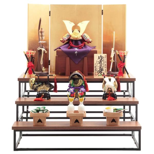 【東京 浅草橋 人形の久月】【2026年新作五月人形】 業界大手の久月から、経済産業大臣指定の伝統工芸士中村宗光の手がけた兜三段飾りのご紹介です。源義経が奉納したとされ、春日大社に現存する国宝、「竹に雀虎金物付赤糸縅大鎧」の兜を、伝統工芸士...