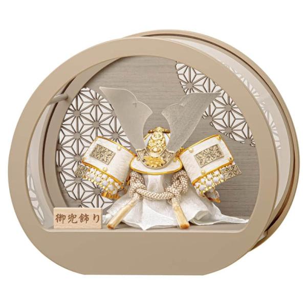 【2026年度新作五月人形】 【平安豊久作】平安豊久が手掛ける兜ケース飾りです。近年人気のモカ色のケースに白と金を基調に仕立てたさわやかな風合いの兜を収めました。鍬形台には桜の花をかたどった彫金細工があしらわれ、吉祥の趣あふれる仕上がりに。...