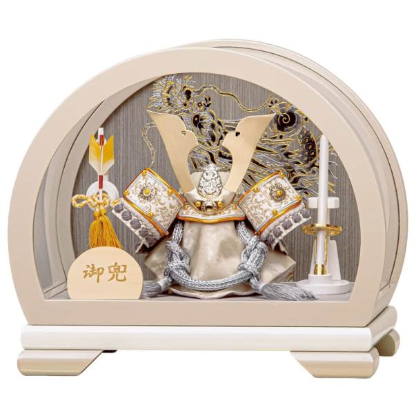 【2026年度新作五月人形】 【平安豊久作】平安豊久が手掛ける兜ケース飾りです。白と金を基調に仕立てたきらびやかな兜を、ナチュラルモダンなケースにおさめました。吹き返しと眉庇には印伝が用いられ、コンパクトでありながら細部まで丁寧に作り込まれ...