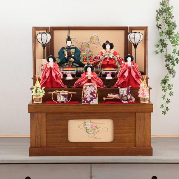 2026年度新作 雛人形 人気工房作品 木目を活かしたシックな屏風と収納箱は、お人形を美しく引き立てます。愛らしいお顔立ちも魅力の一つですね。色鮮やかな衣裳も目を惹きますね。オシャレな五人飾りとなっております。収納飾りとなっておりますので片...
