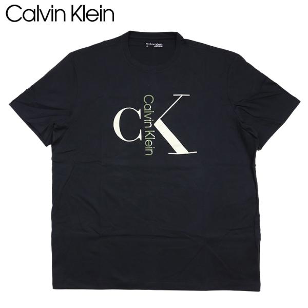 【着回ししやすいシンプルなデザイン CKロゴTシャツ】  CALVIN KLEIN カルバンクライン から展開する「SS TEXT MONOGRAM CREWNECK TEE」。ブランドロゴプリントを胸元に配置したスタンダードなクルーネック...