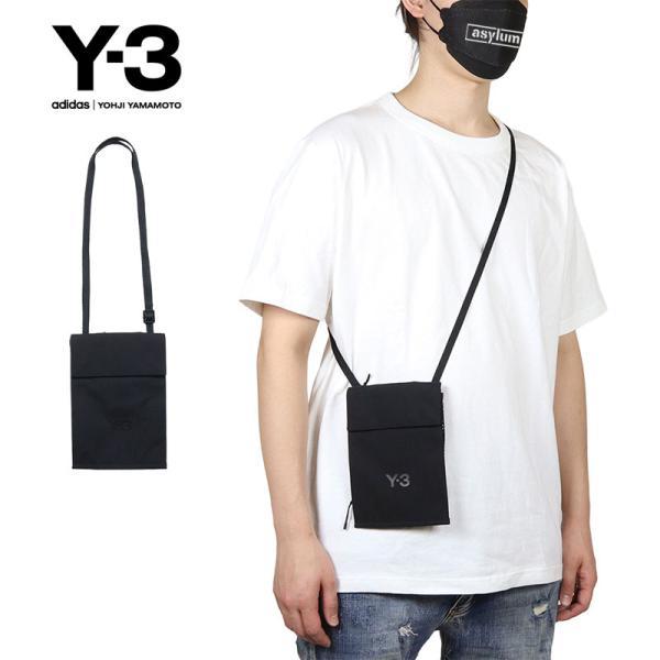【オールブラックでまとめたショルダーポーチ】Y-3 ワイスリー から展開する「Y-3 X-BODY POUCH」。adidasが持つ専門的なスポーツ技術とデザイナーYOHJI YAMAMOTO(ヨウジヤマモト)氏の洗練されたデザインが融合す...