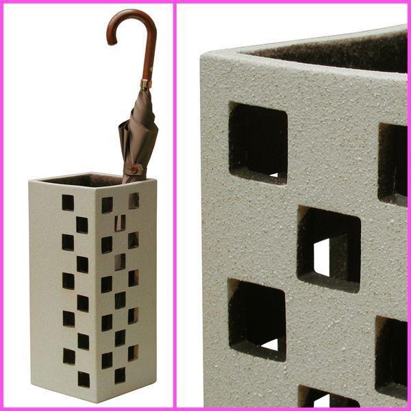 【即納OK】【サイズ】幅２１５mm×奥行き２１５×高さ４９５mm（約）【重量】約１０，７kg　　傘立て底：クッションシート付き　　古来より脈々と受け継がれた信楽焼の伝統技術と、現代建築にもよくマッチするモダンなデザインが融合した傘立てです。...