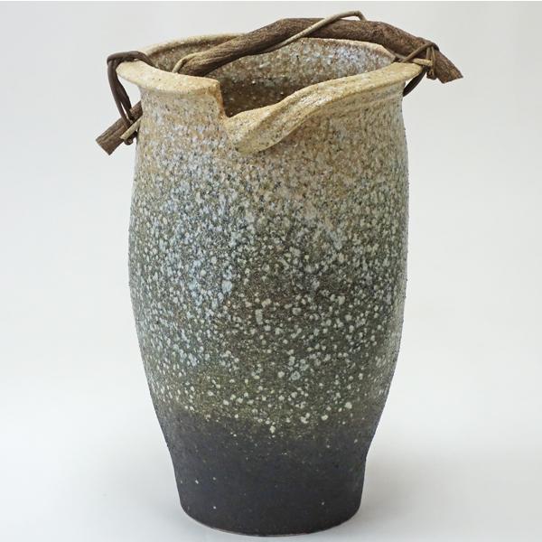 【即納OK】【サイズ】巾300mm×奥行き330mm×高さ490mm（約）取っ手部分は含みません。【重量】９.５kg（約）　傘立て底：クッションシート付き古来より脈々と受け継がれた信楽焼の伝統技術が生きる味わいのある傘立て。手造り製品のため...