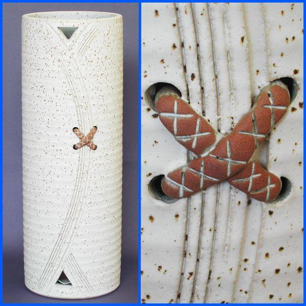 【即納OK】組紐TK-1021【サイズ】外径２００mm×高さ５７０mm（約）　【正味重量】約８，０kg　　傘立て底：クッションシート付き　　古来より脈々と受け継がれた信楽焼の伝統技術と、現代建築にもよくマッチするモダンなデザインが融合した傘...