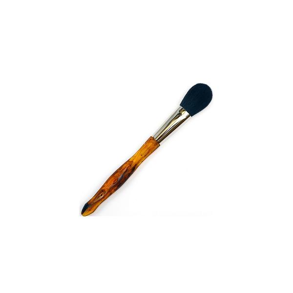 骨格にフィットし、自然な発色が得られるよう計算された穂先。ナチュラルメイクに馴染みやすい薄付きの機能を備えています。 サイズ：チーク 丸平 38mm内容量：1本