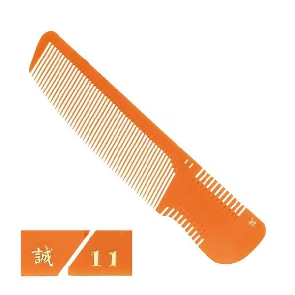 ●サイズ：全長181mm●耐熱性：130℃まで●耐薬性、耐静電性材料の板を切る、削る、磨く、すべての工程が職人による手作り。櫛の歯一つ一つに手間をかけ、梳きを良くすることで、頭皮への当たりの柔らかさと髪通りの良さを実現。持ち手には滑り止め加...