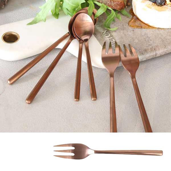 【DULTON SVELTE CUTLERY M.COPPER DST.FORK】●サイズ：L.150mm●素材：18-8ステンレス●食洗機使用不可●北海道、沖縄、離島への配送は荷物中継料が別途かかります。シンプルで無駄な装飾のないデザイン...