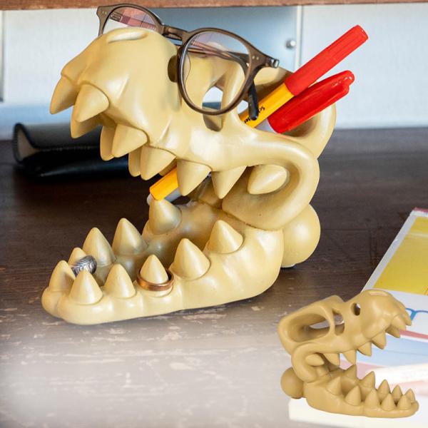 【DULTON SKELETON HEAD T.REX】●サイズ：幅86×奥行170×高さ145mm●素材：合成樹脂●原産国：中国●北海道、沖縄、離島への配送は荷物中継料が別途かかります。恐竜(ティラノサウルス)の骨をモチーフにした樹脂製の...