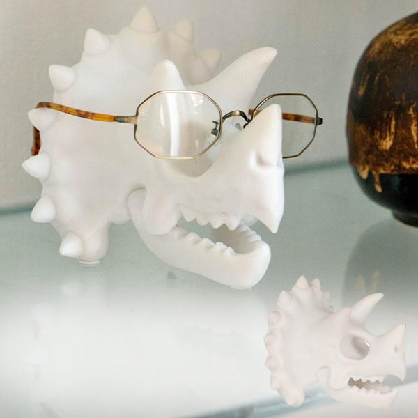 【DULTON SKELETON HEAD TRIKE】●サイズ：幅158×奥行150×高さ140mm●素材：合成樹脂●原産国：中国●北海道、沖縄、離島への配送は荷物中継料が別途かかります。恐竜(トリケラトプス)の骨をモチーフにした樹脂製の...