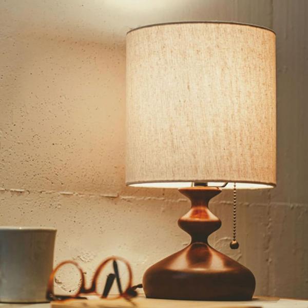 【インターフォルム　トーヴェ テーブルライト】●サイズ：直径200×高さ355mm　セード：直径200×高さ205mm●素材：布、木、スチール●口金サイズ：E26　※電球は付属しません●重量：1.0kg●プルスイッチ　点灯→消灯●北海道、沖...