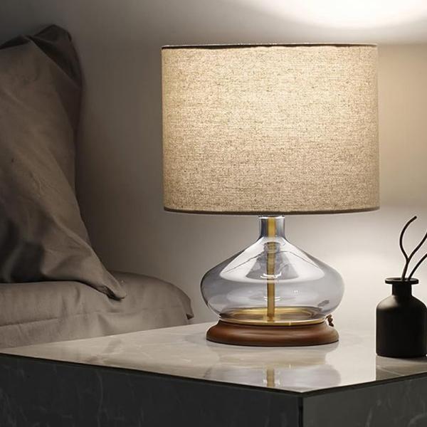 ※このページの商品はLED電球付タイプです。【インターフォルム ロレンシオ テーブルライト】●サイズ：直径250×高さ345mm（コード：210cm）●素材：ガラス、布、スチール、木●重量：1.1kg●ロータリースイッチ（点灯→消灯）●E2...