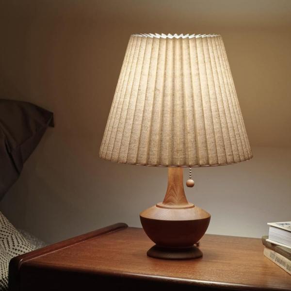 ※このページの商品はLED電球付きタイプです。【インターフォルム ペルナ デスクライト】●サイズ：直径255×高さ365mm（コード：210cm）●素材：布、木、スチール●重量：1.2kg●プルスイッチ（点灯→消灯）●E26/60W相当 一...