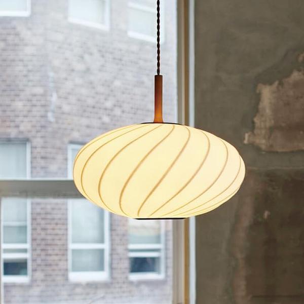 ※このページの販売商品は【電球無しタイプ】です。【インターフォルム ファルク エリプス ペンダントライト 電球無し】●サイズ：直径390×高さ320mm　全高48cm〜113cmまで調節可能●素材：スチール、ケミカルファイバー、木●重量：約...