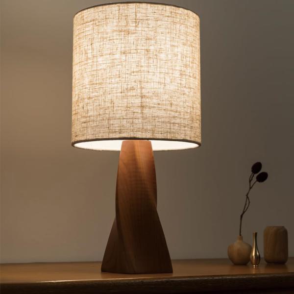 ※このページの商品はLED電球付タイプです。【インターフォルム カティ テーブルライト】●サイズ：直径200×高さ395mm（ベース：直径85mm）●素材：スチール、布、木●重量：1.0kg●ロータリースイッチ（点灯→消灯）●E26/60W...