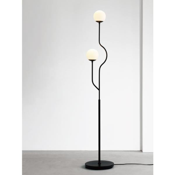 ※このページの商品はLED電球付タイプです。【インターフォルム シュマン フロアライト】●サイズ：幅280×奥行280×高さ1500mm　コード長：210cm●素材：スチール、ガラス、アルミ●E17/40W相当 小形LED電球(電球色)×２...