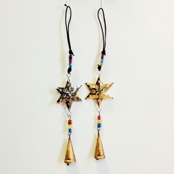 これからのクリスマスの時期におすすめのオーナメント！透かし模様の入った星のモチーフがミドルイーストな雰囲気のベルです。カウベルのようなカランカランと控え目な音がとてもかわいいです。音が鳴る物は風水的にも運気アップに効果的です。玄関やお部屋に...