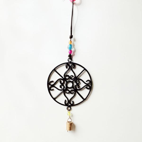 アラベスクデザインに可愛いビーズ＆鉄ベルを飾りました。カウベルのようなカランカランと控え目な音がとてもかわいいです。音が鳴る物は風水的にも運気アップに効果的です。玄関やお部屋にナチュラルな雑貨を飾ってみませんか？サイズ：約W13.5×L39...