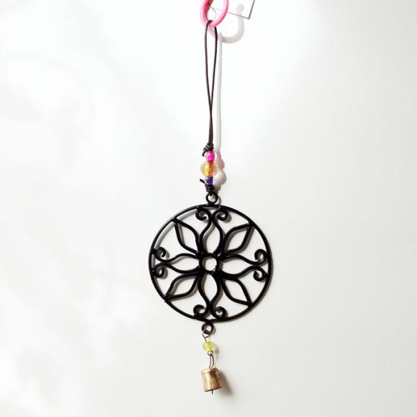 アラベスクデザインに可愛いビーズ＆鉄ベルを飾りました。カウベルのようなカランカランと控え目な音がとてもかわいいです。音が鳴る物は風水的にも運気アップに効果的です。玄関やお部屋にナチュラルな雑貨を飾ってみませんか？サイズ：約W13.5×L39...