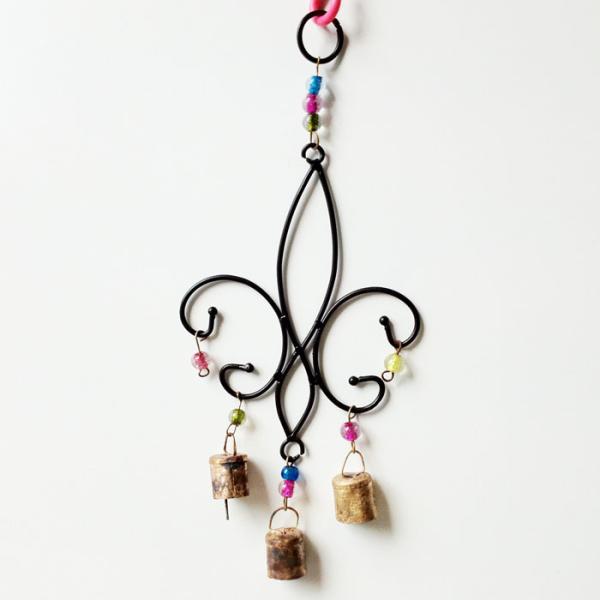 エキゾチックな雰囲気満点のシリーズ。可愛いビーズ＆鉄ベルのアイアンベルです♪カウベルのようなカランカランと控え目な音がとてもかわいいです。音が鳴る物は風水的にも運気アップに効果的です。玄関やお部屋にナチュラルな雑貨を飾ってみませんか？サイズ...